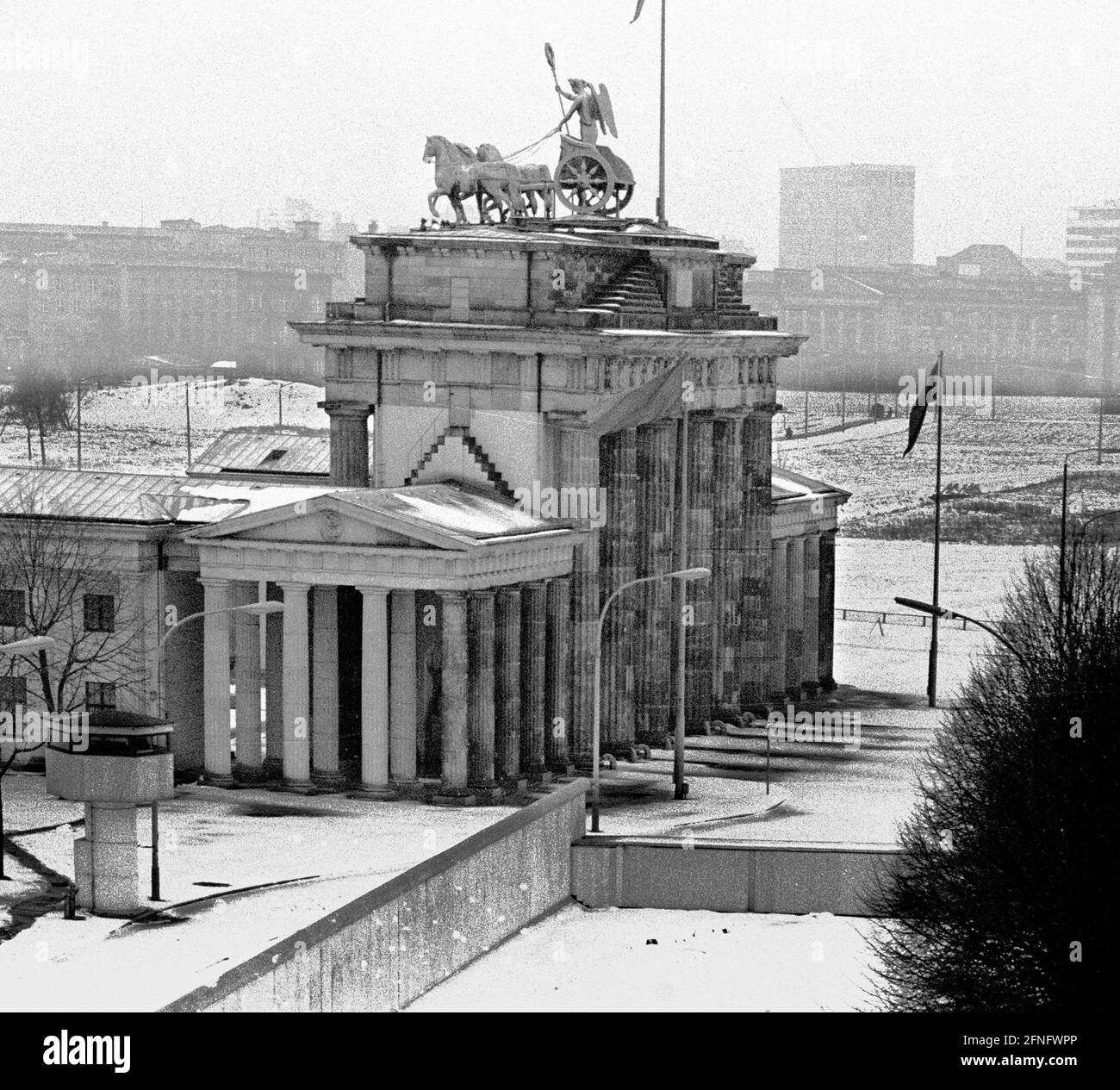 Berlin wall brandenburg gate 1978 hi-res stock photography and images ...