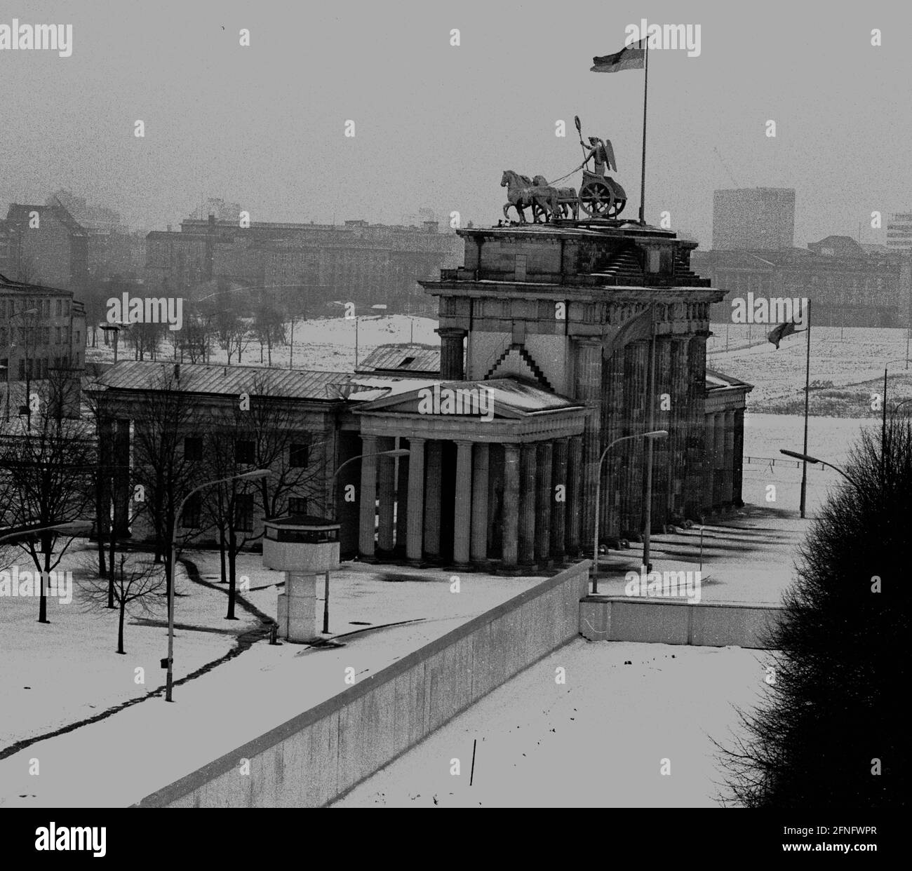 Berlin wall brandenburg gate 1978 hi-res stock photography and images ...