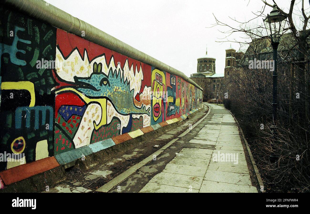 Berlin wall graffiti 1986 hi-res stock photography and images - Alamy