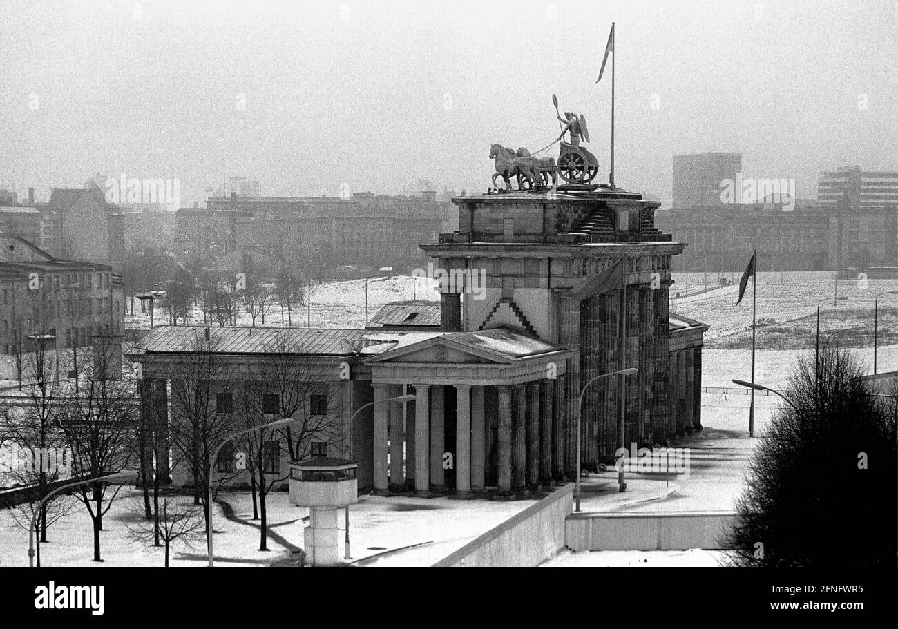 Berlin / Centre / GDR / Wall 1. 12.1978 The Wall at the Brandenburg ...