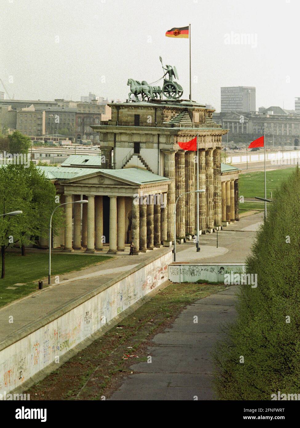 Berlin wall brandenburg gate 1986 hi-res stock photography and images ...