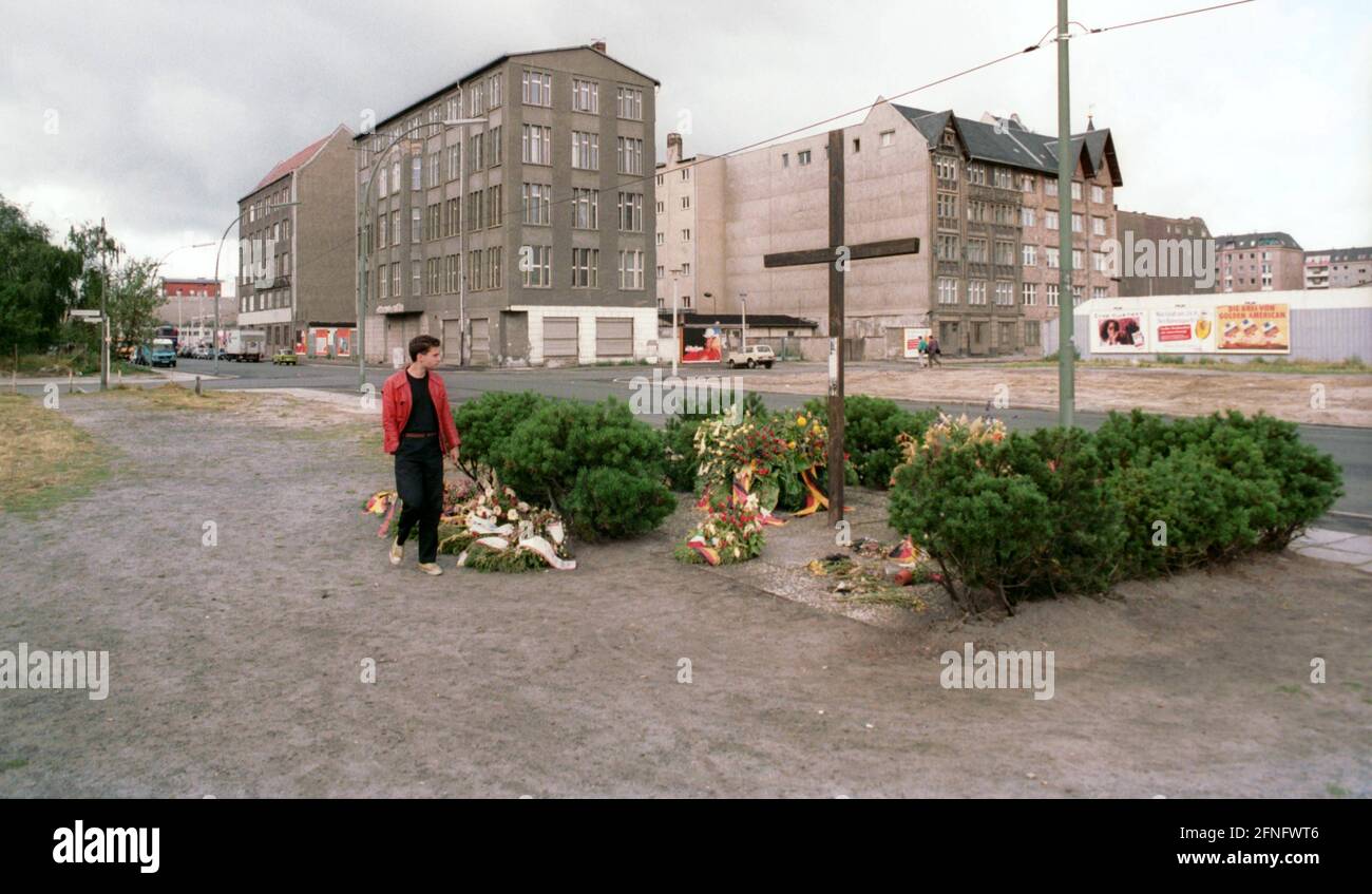 Berlin / Kreuzberg / Zimmerstrasse 1992 The cross in memory of Peter ...