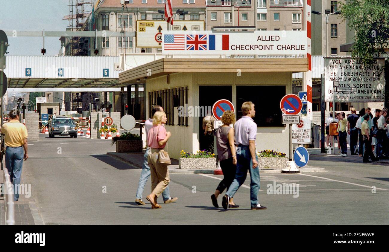 Berlin districts / GDR / 1987 Checkpoint Charly. The border crossing ...