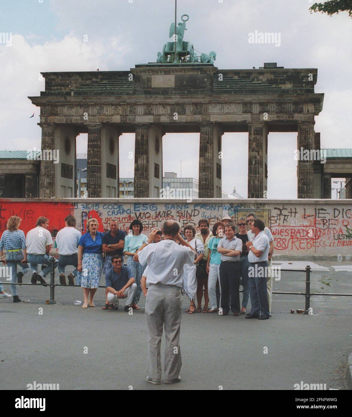 Berlin wall brandenburg gate 1987 hi-res stock photography and images ...