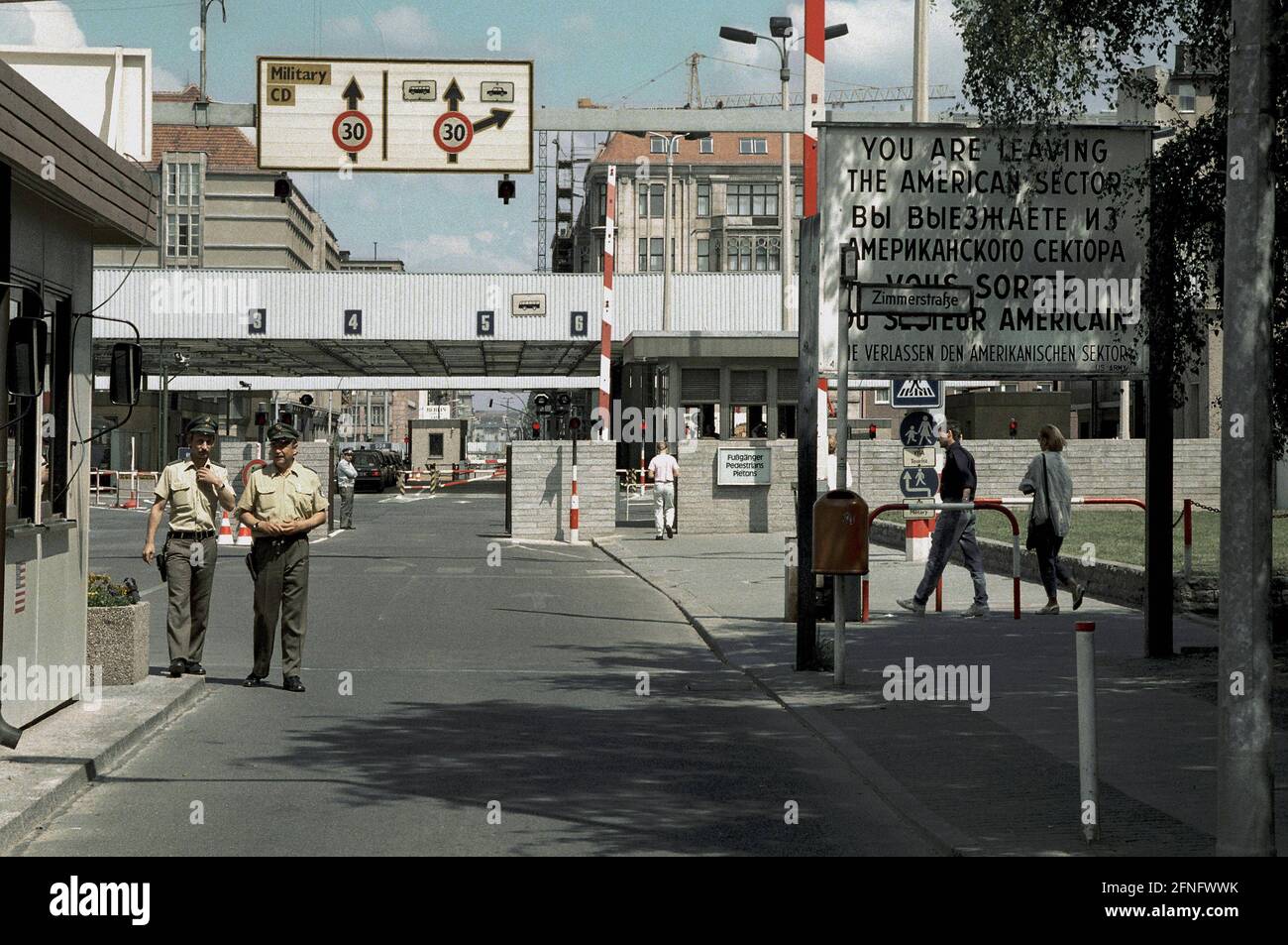 Berlin districts / GDR / 1987 Checkpoint Charly. The border crossing ...