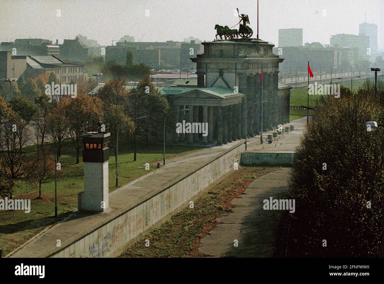 Berlin / Centre / GDR / Wall / 10 / 1986 The Wall at the Brandenburg ...
