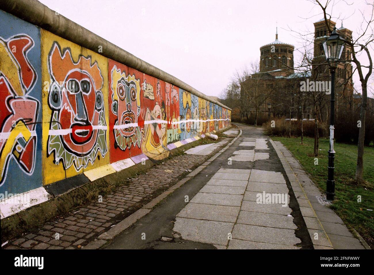 Berlin-City / GDR-Wall / 1986 Kreuzberg: Adalbertstrasse. Hintr of the ...