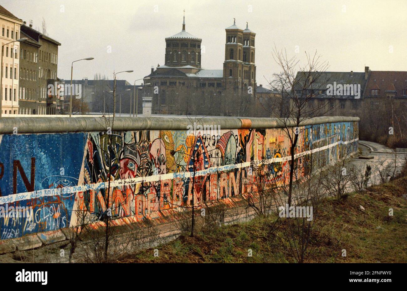 Berlin-City / GDR-Wall / 1986 Kreuzberg: Adalbertstrasse. Behind the ...