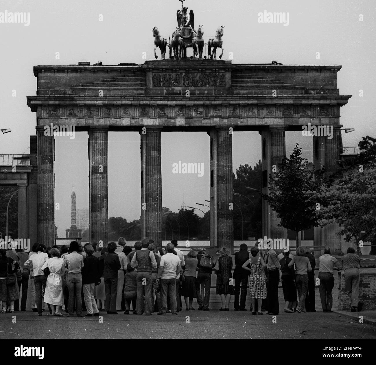 Berlin wall brandenburg gate 1979 hi-res stock photography and images ...