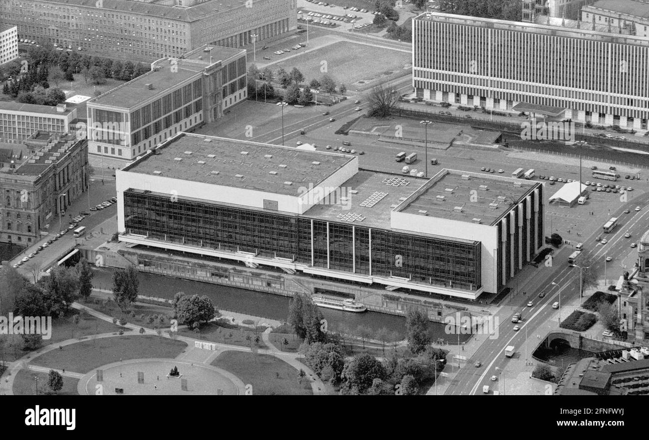 Berlin-City / GDR / 5 / 1991 The Palace of the Republic at Schlossplatz ...