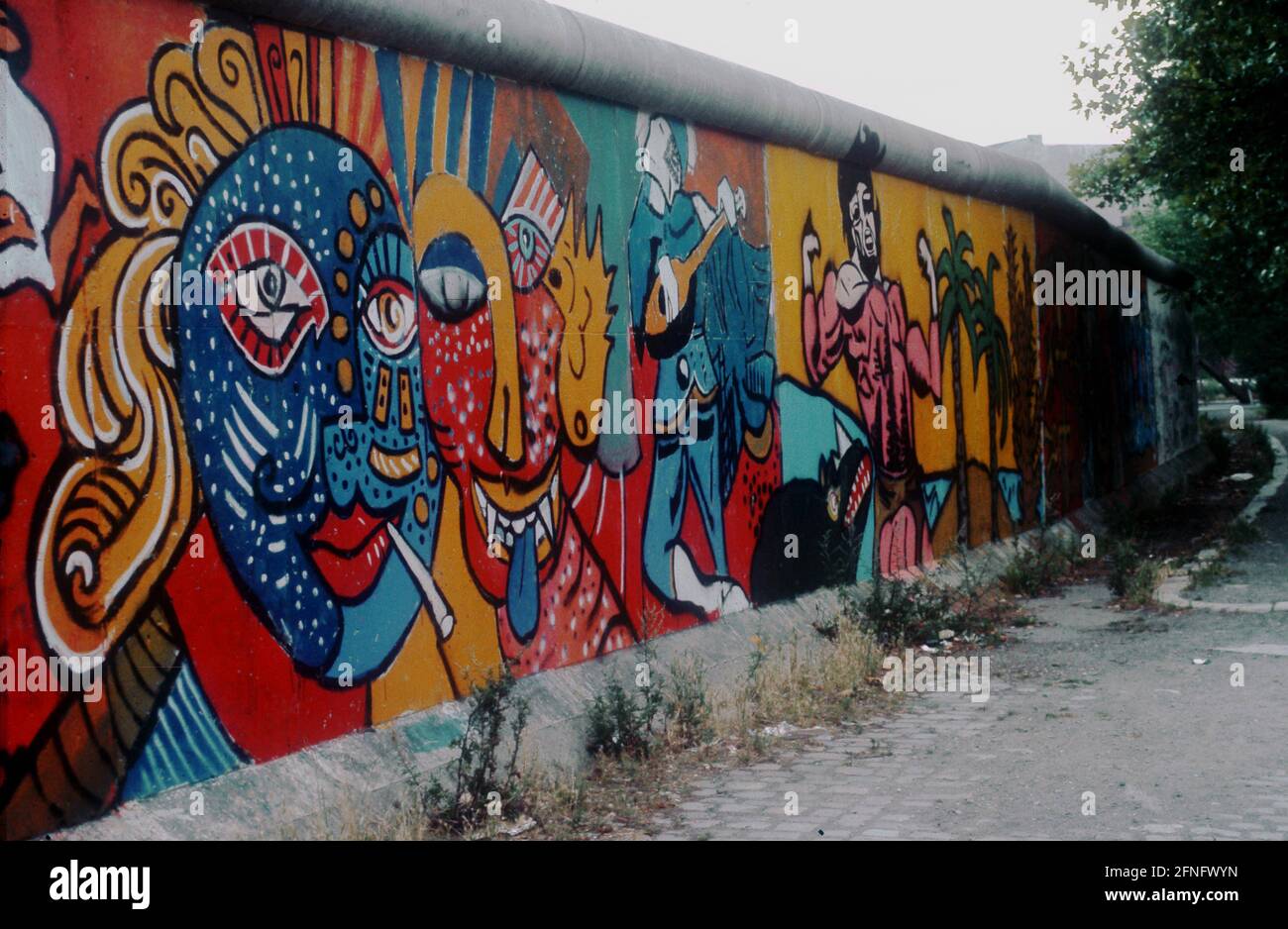 80s berlin wall graffiti hi-res stock photography and images - Alamy