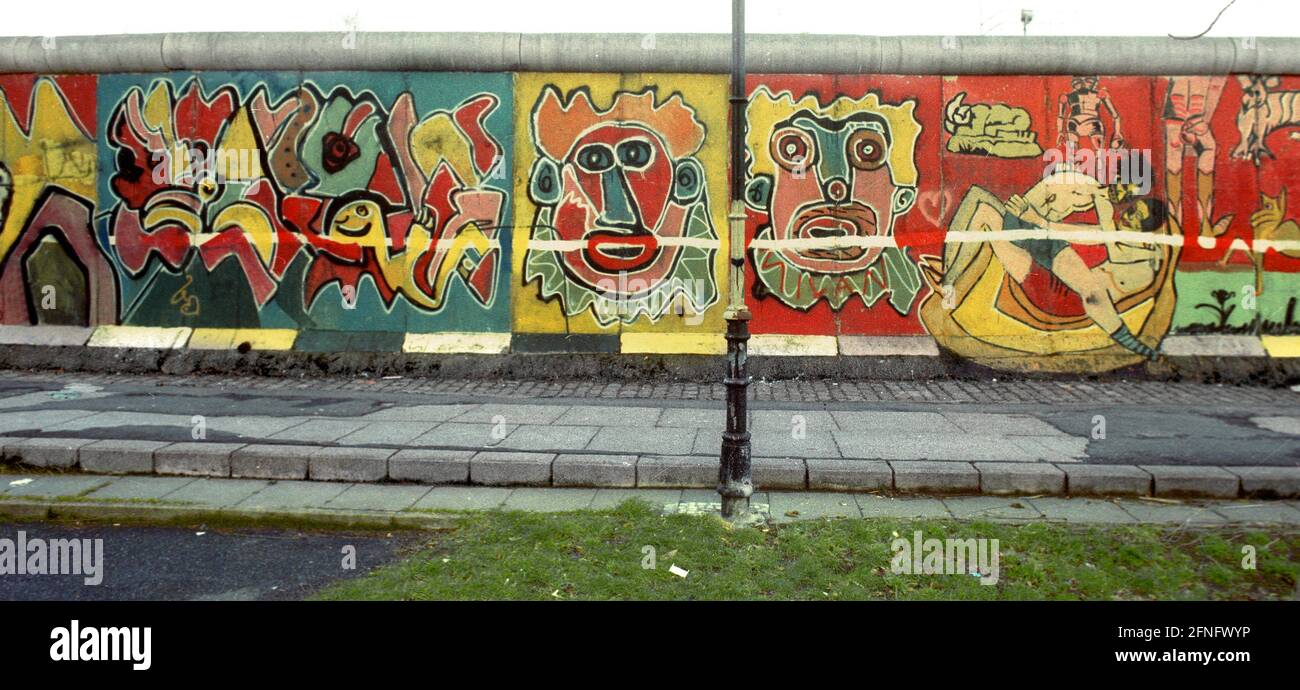 Berlin-City / GDR Wall / 1986 Kreuzberg: Legiendamm. Behind the wall is ...