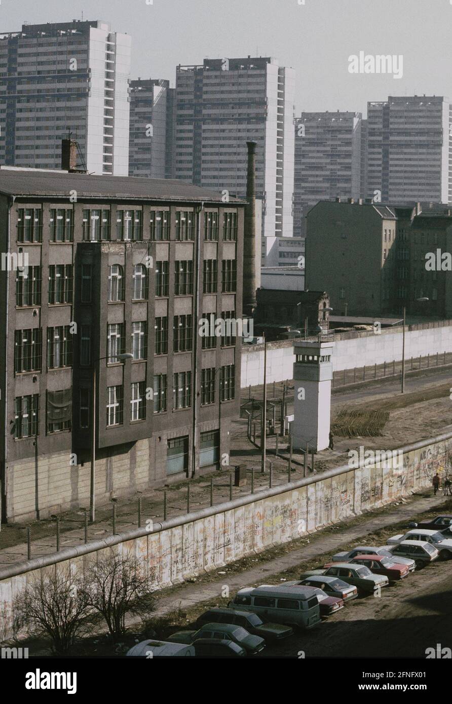 Berlin wall in 1985 watchtower hi-res stock photography and images - Alamy