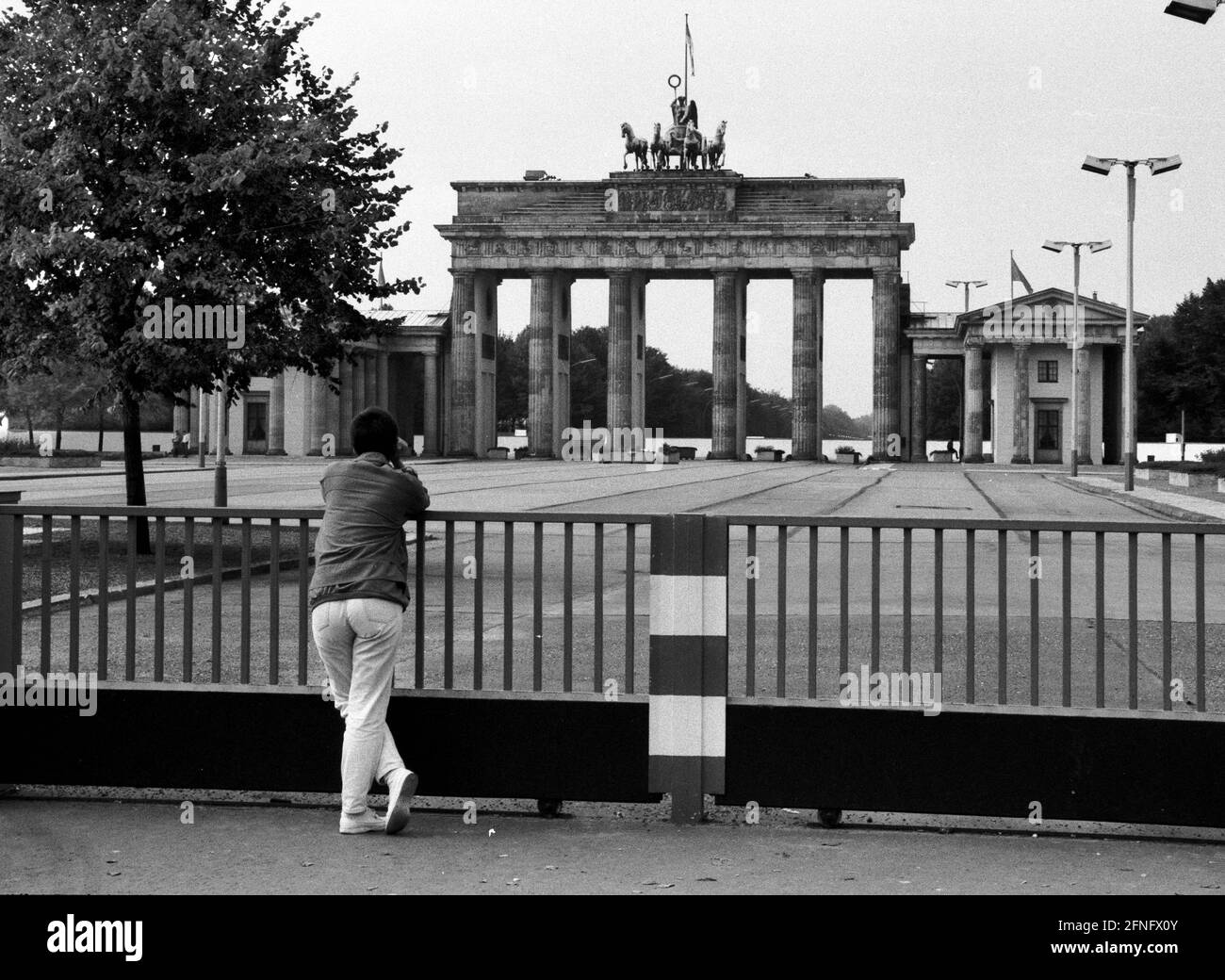 Berlin wall brandenburg gate 1979 hi-res stock photography and images ...