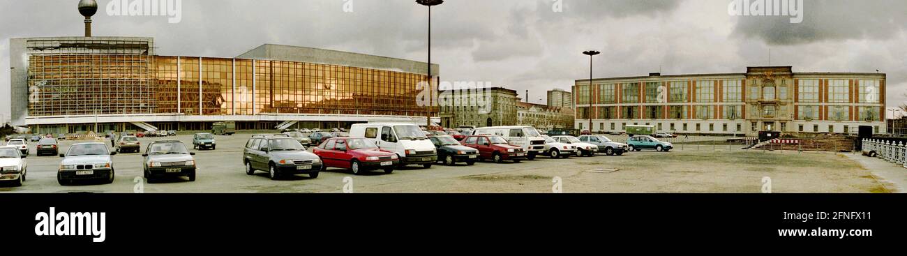 Berlin-City / GDR / 4 / 1997 Palace of the Republic, on the right the ...