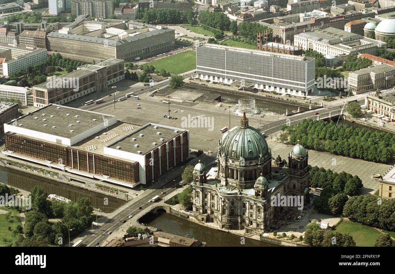 Berlin-City / GDR / 5 / 1995 The Palace of the Republic at the ...