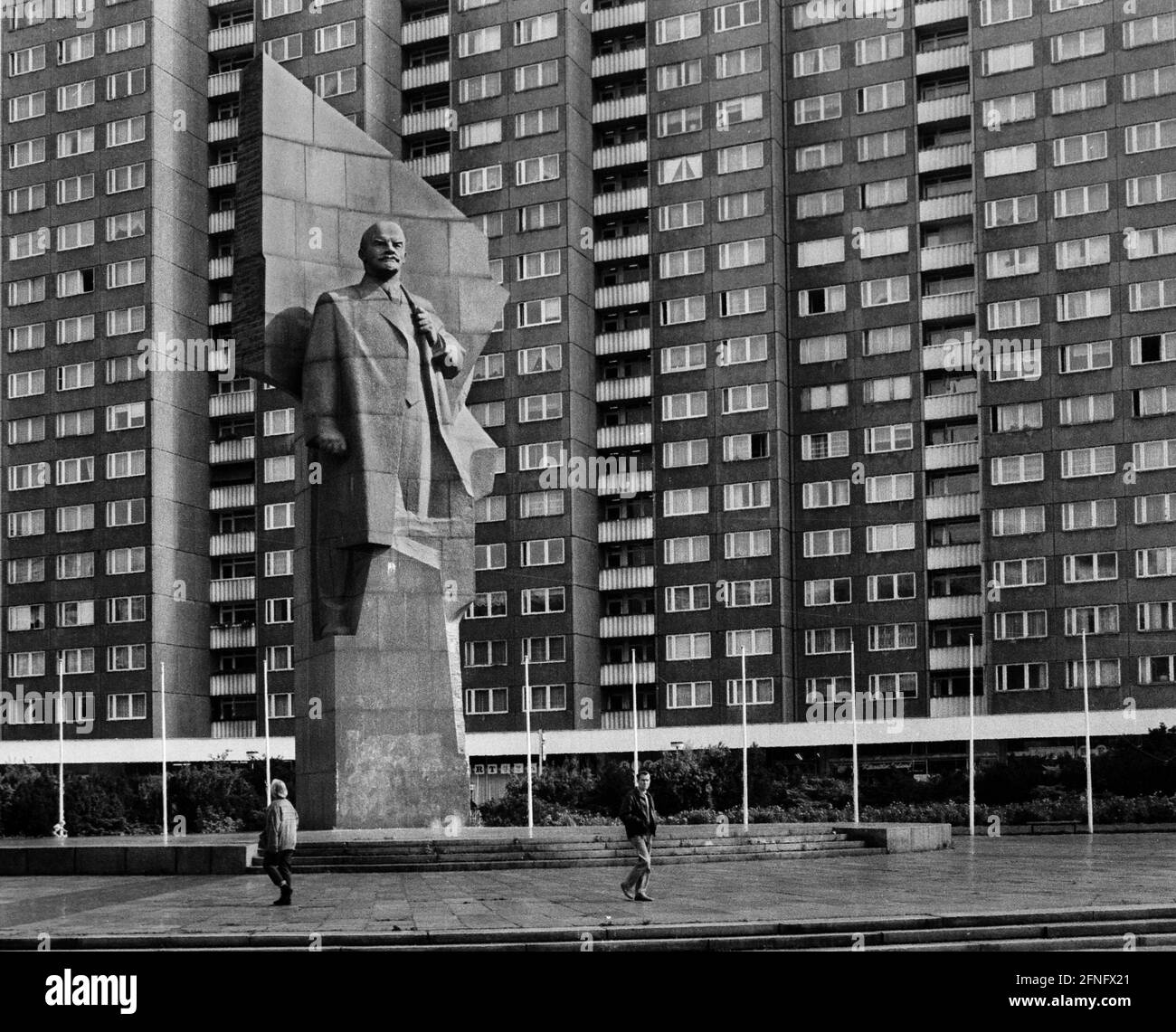 Berlin / History / GDR / 1991 Lenin monument at Leninplatz in Berlin ...