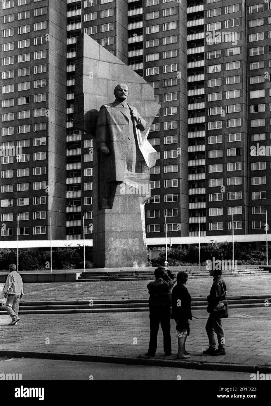 Berlin / History / GDR / 1991 Lenin monument at Leninplatz in Berlin ...