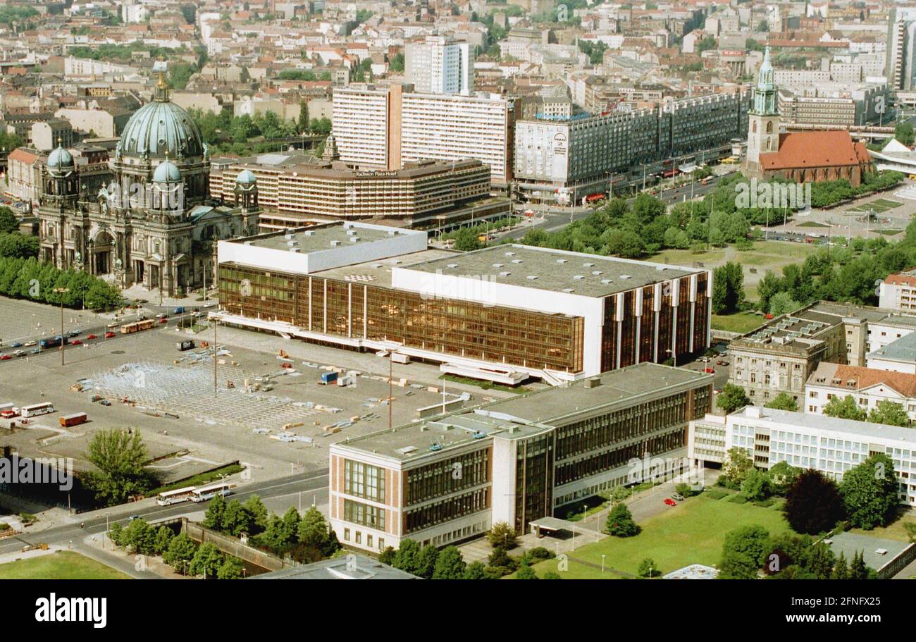 Berlin-City / GDR / 5 / 1991 The Palace of the Republic at the ...