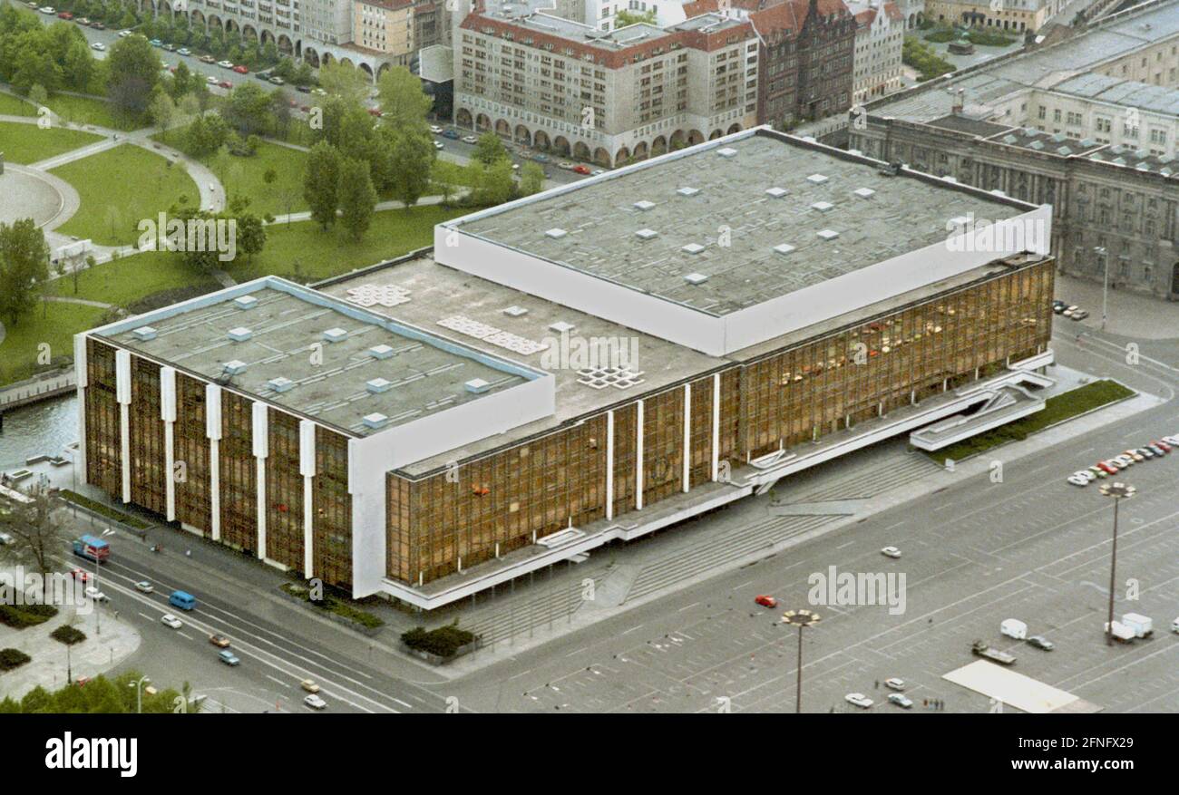Berlin-City / GDR-State / 5 / 1991 The Palace of the Republic at the ...