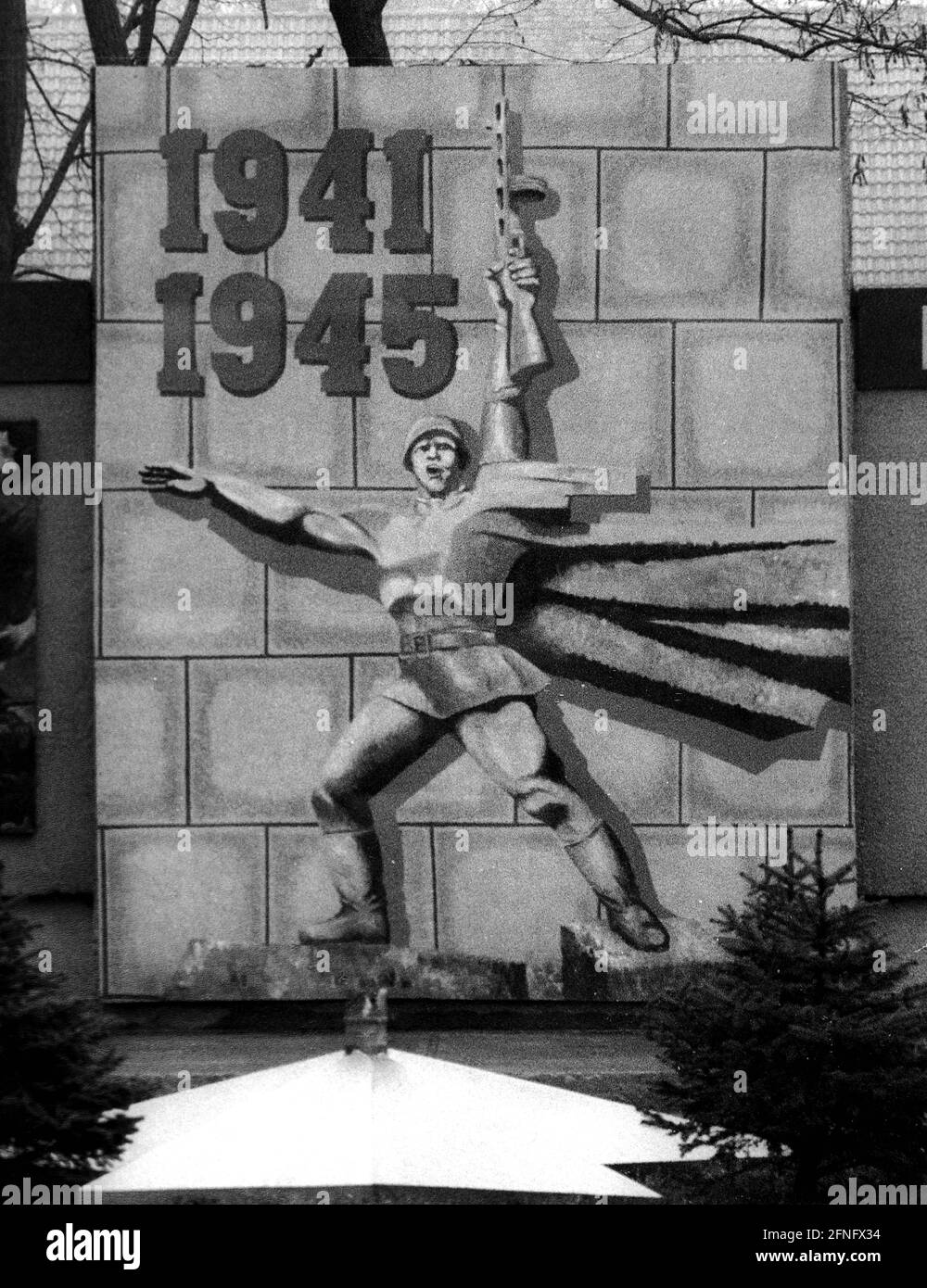 Brandenburg / History / 1990 War memorial at the Soviet headquarters in ...