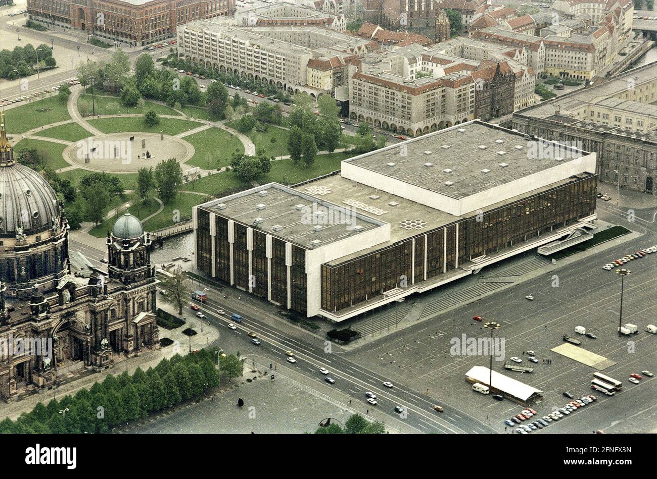 Berlin-City / GDR-State / 5 / 1991 The Palace of the Republic at the ...