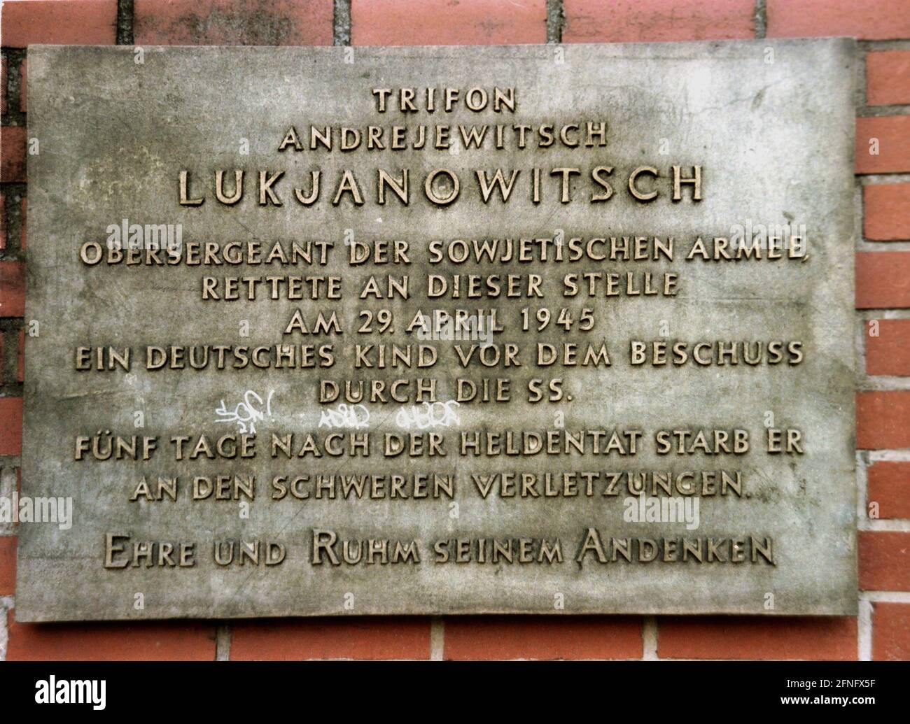Berlin / GDR / Soviet Union / 1996 Plaque in Berlin-Treptow: a Soviet ...