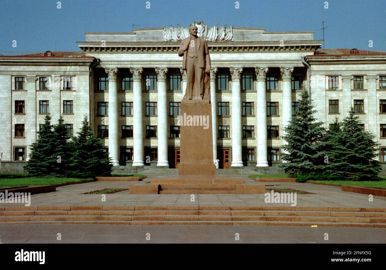 Ukraine / Shitomir / 1998 Kiev. Lenin Monument in front of the Palace ...