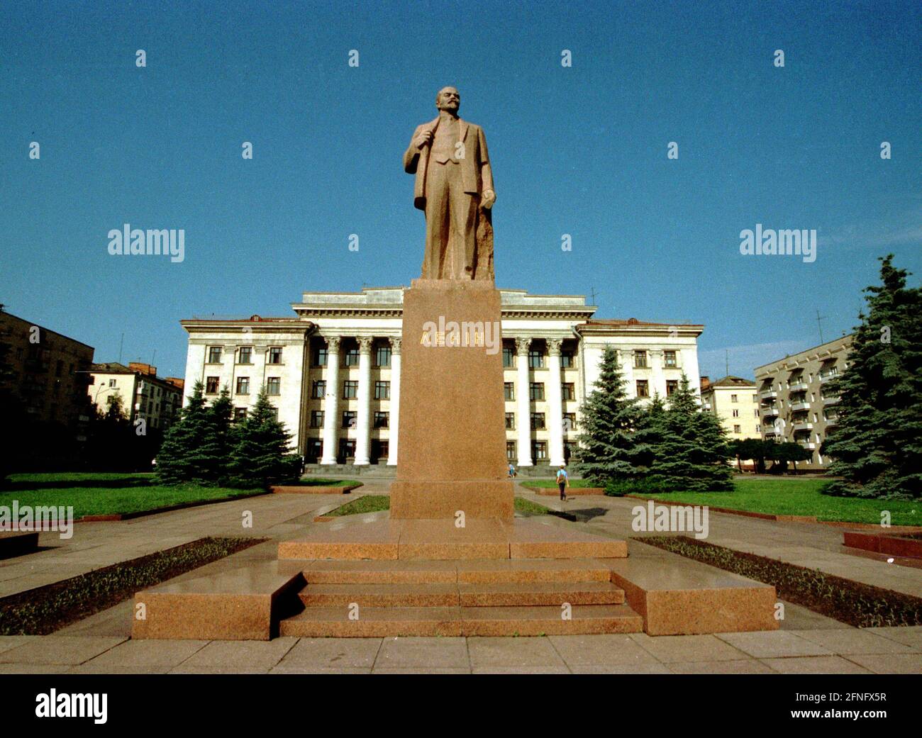 Ukraine / Shitomir / 1998 Kiev. Lenin Monument in front of the Palace ...