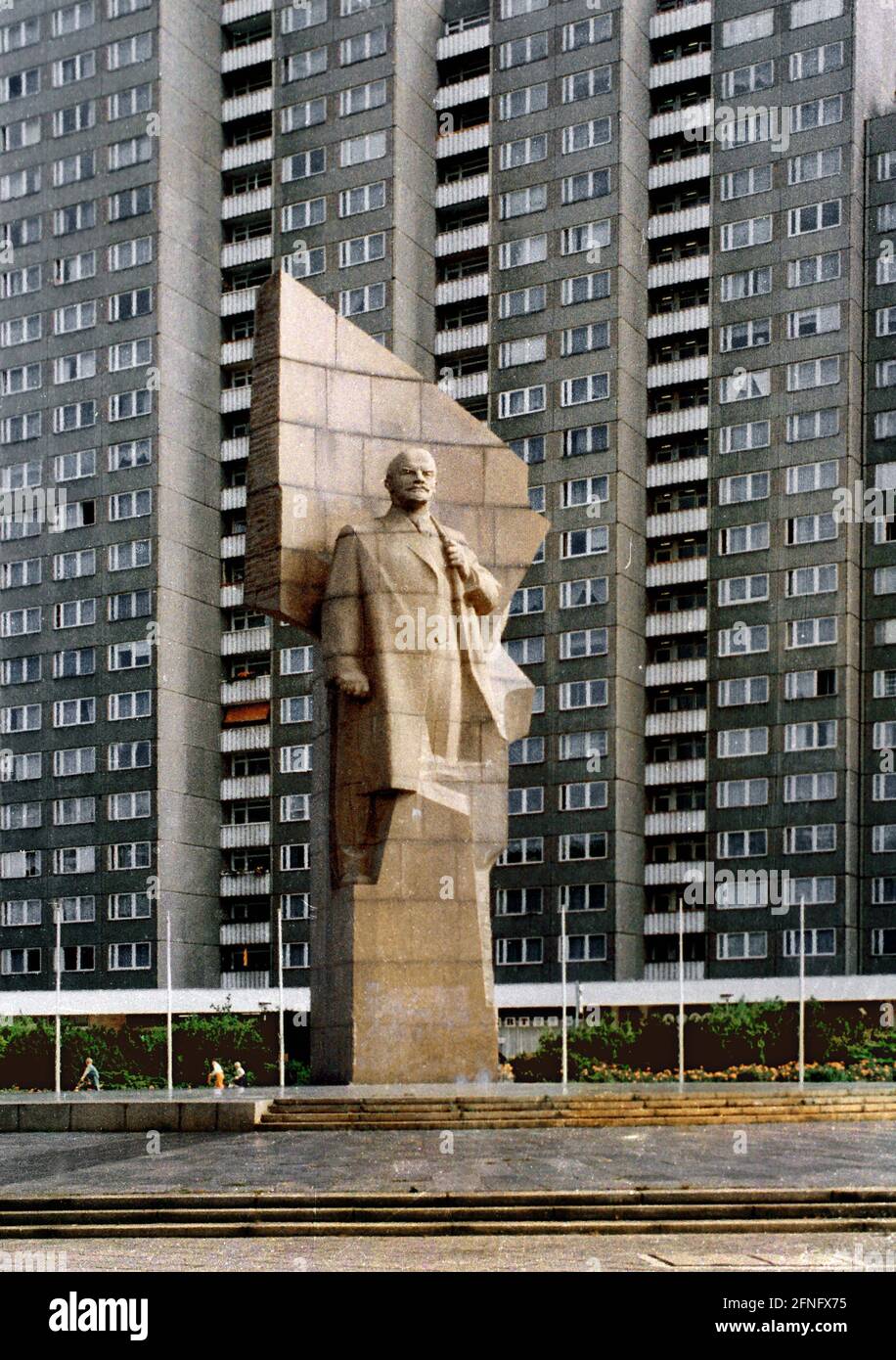 Berlin / History / GDR / 1991 Lenin monument at Leninplatz in Berlin ...