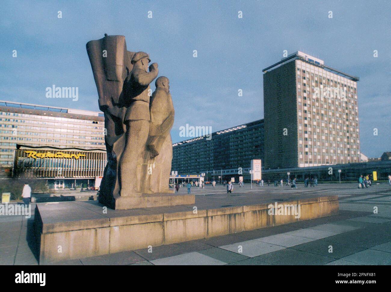 Lenin platz hi-res stock photography and images - Alamy