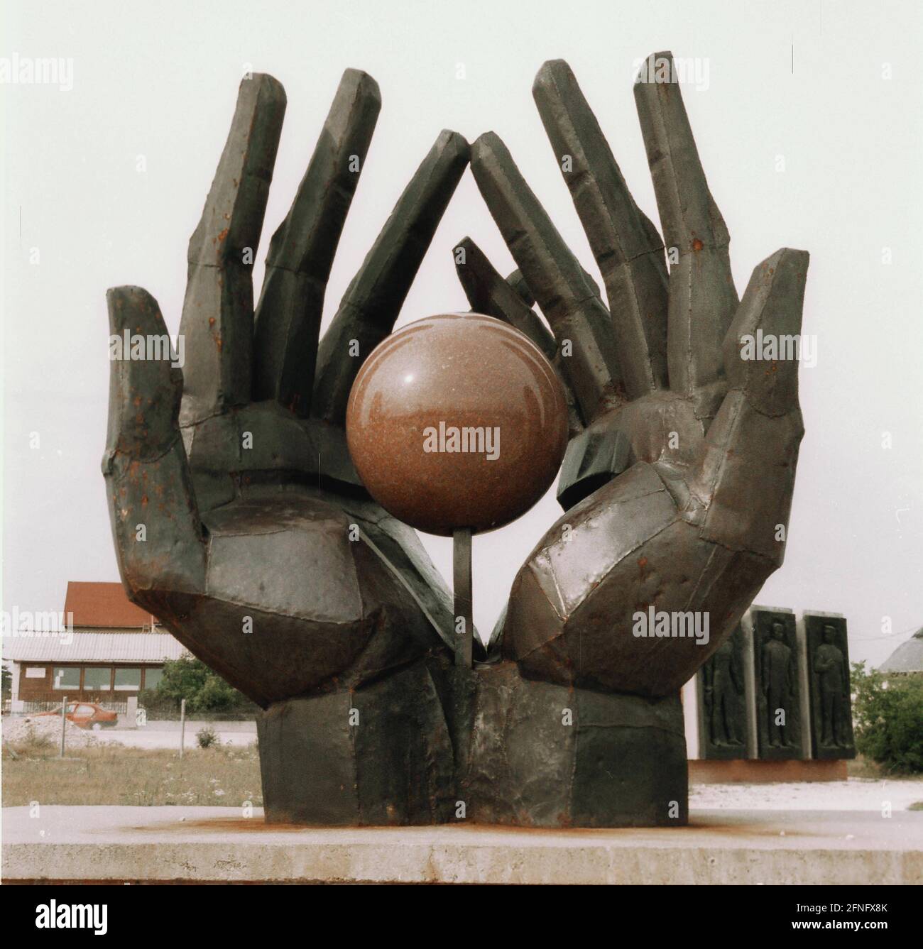 Socialism / History / Hungary / 1998 Museum of discarded socialist ...