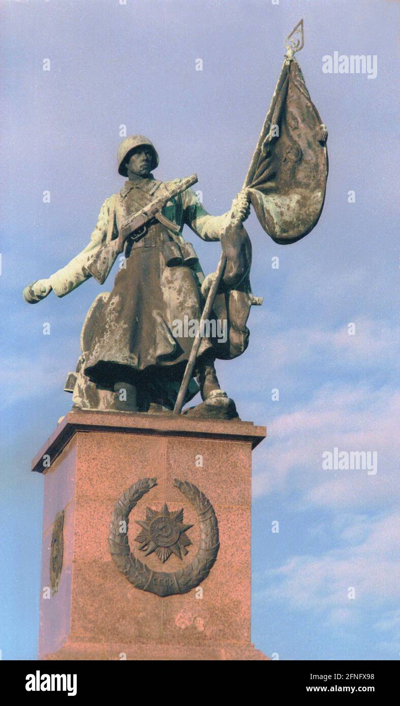 Saxony / history / GDR country / 1991 Soviet war memorial in Dresden ...