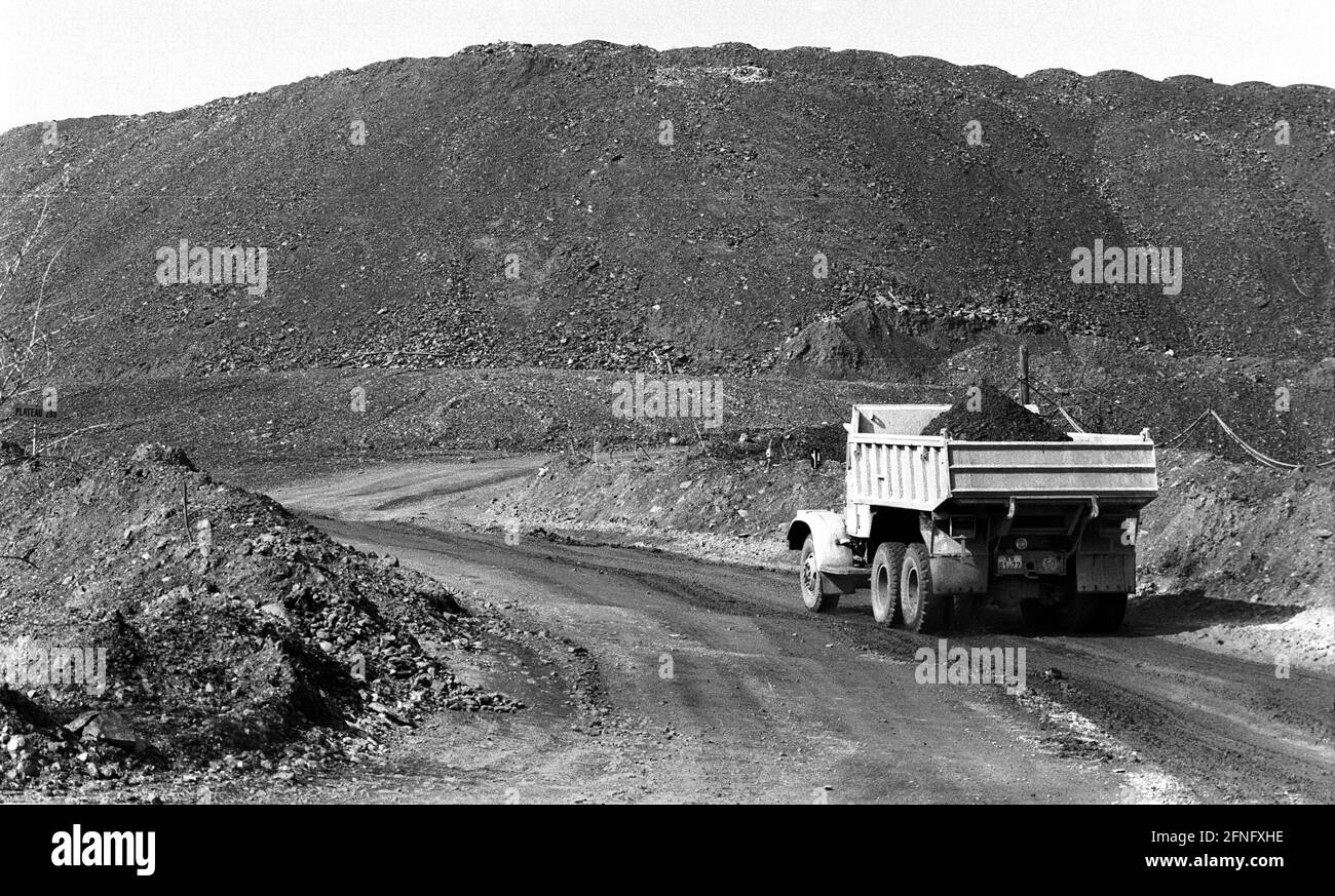 GDR / Economy / Thuringia / 1990 Uranium overburden in Drosen near ...