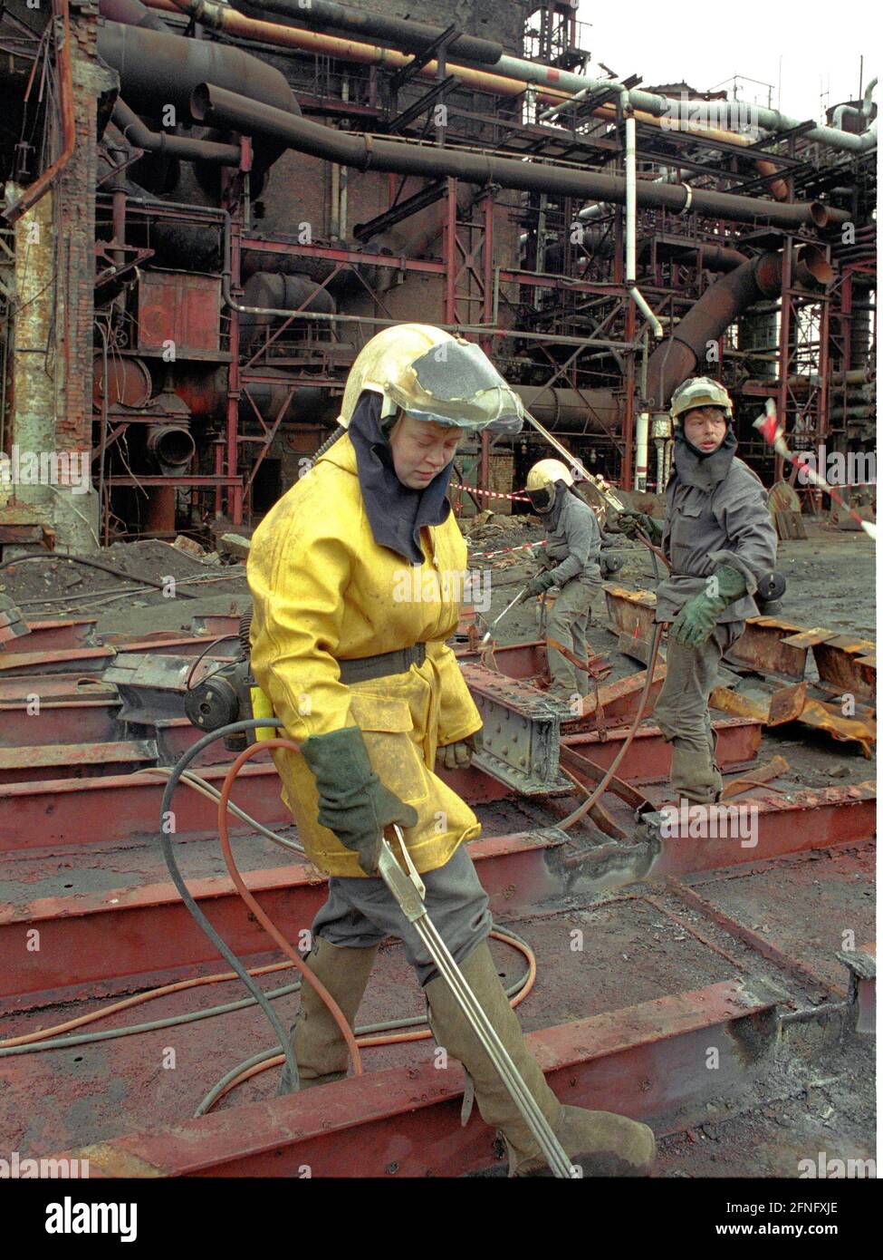 Saxony-Anhalt / GDR state / / 1/ 1992 Leuna: This chemical worker tears ...