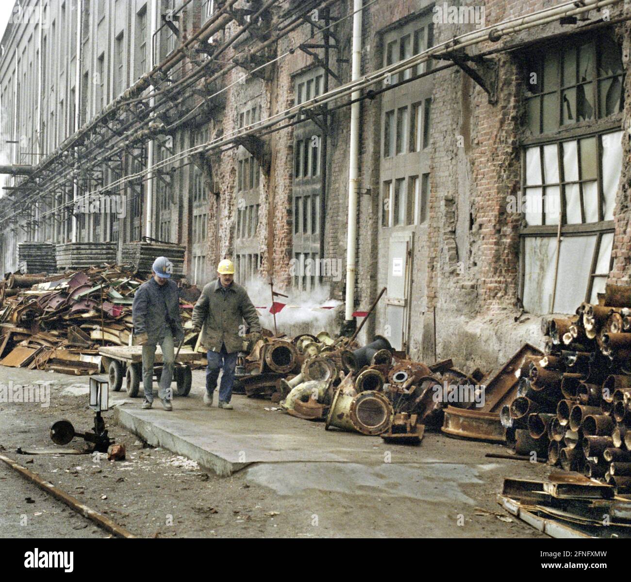 Saxony-Anhalt / Chemistry / Leuna / 1/ 1992 Demolition of the ammonia ...