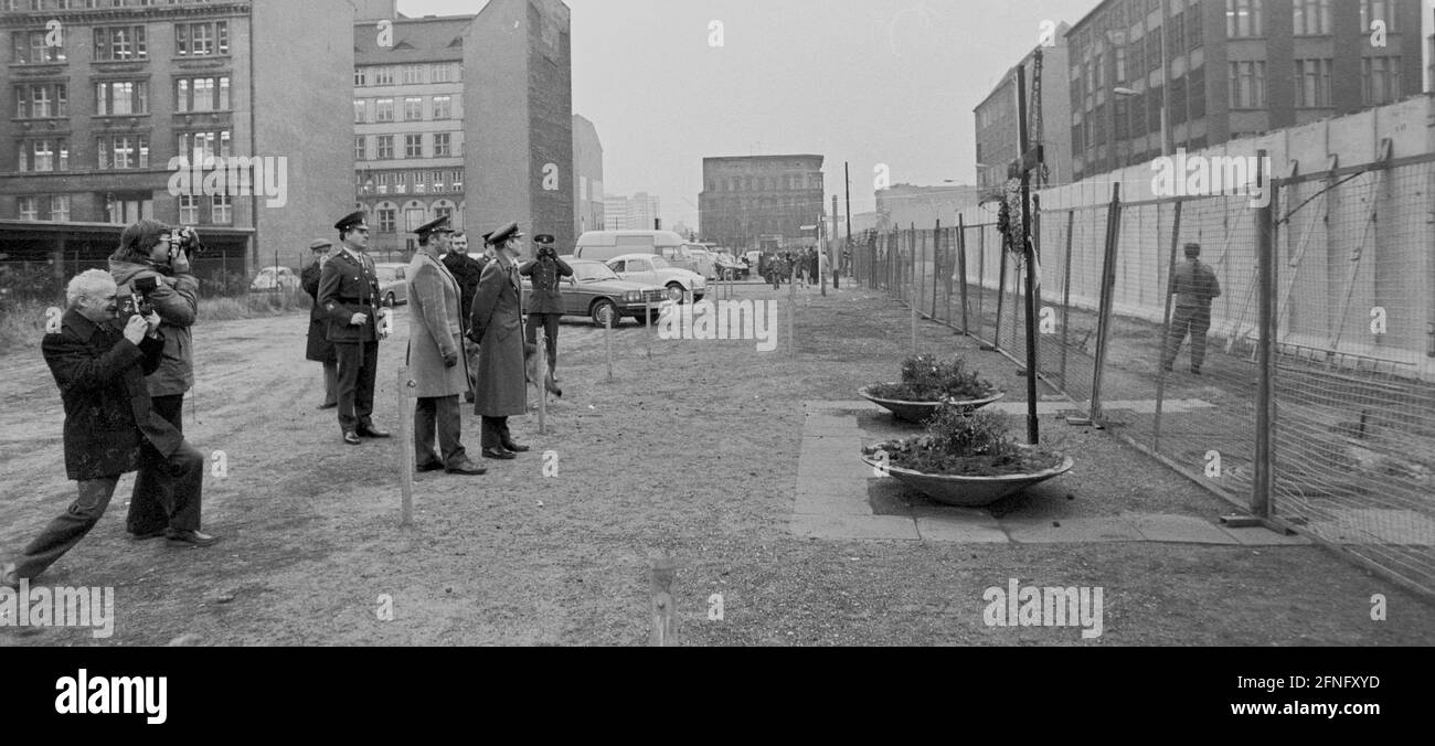 Berlin wall guards 1980 hi-res stock photography and images - Alamy
