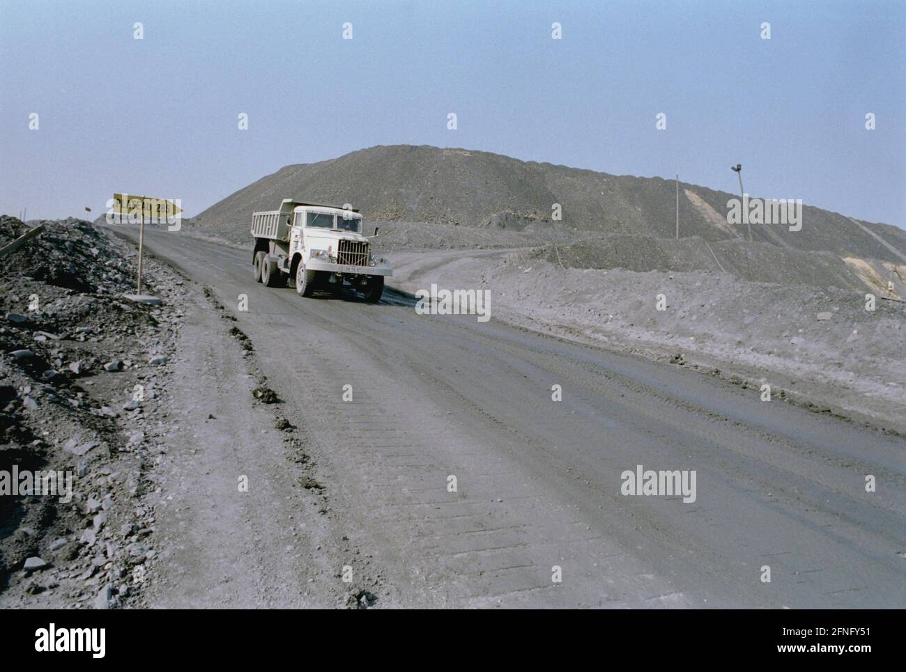 GDR / Economy / Thuringia / 1990 Uranium overburden in Drosen near ...