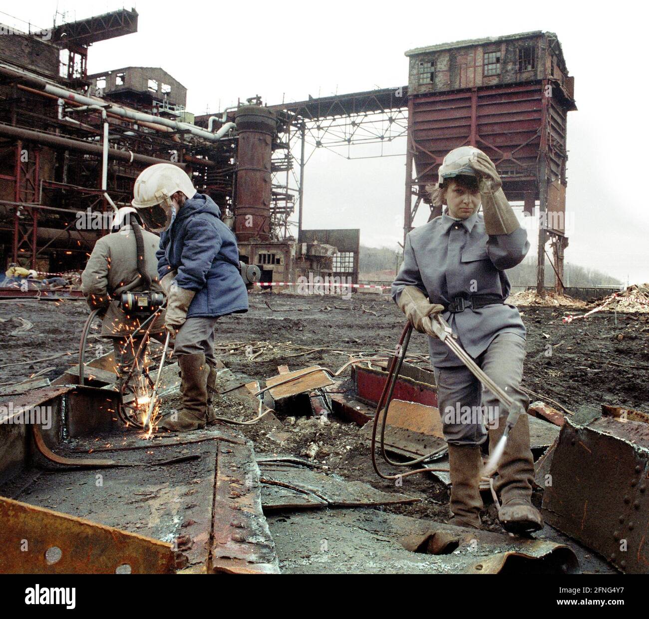 Saxony-Anhalt / GDR state / / 1/ 1992 Leuna: This chemical worker tears ...