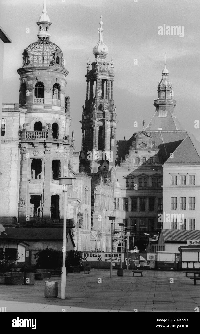 Saxony / Dresden / History / 1991 The castle, on the left a ruin, in ...
