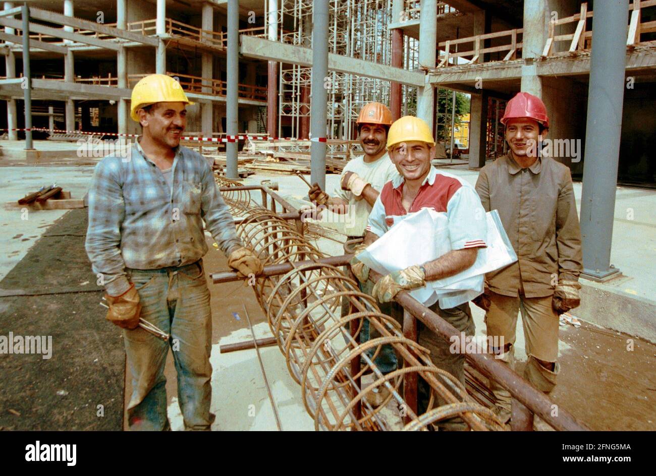 Berlin / Bau / Architektur 7 / 1998 Turkish construction workers ...