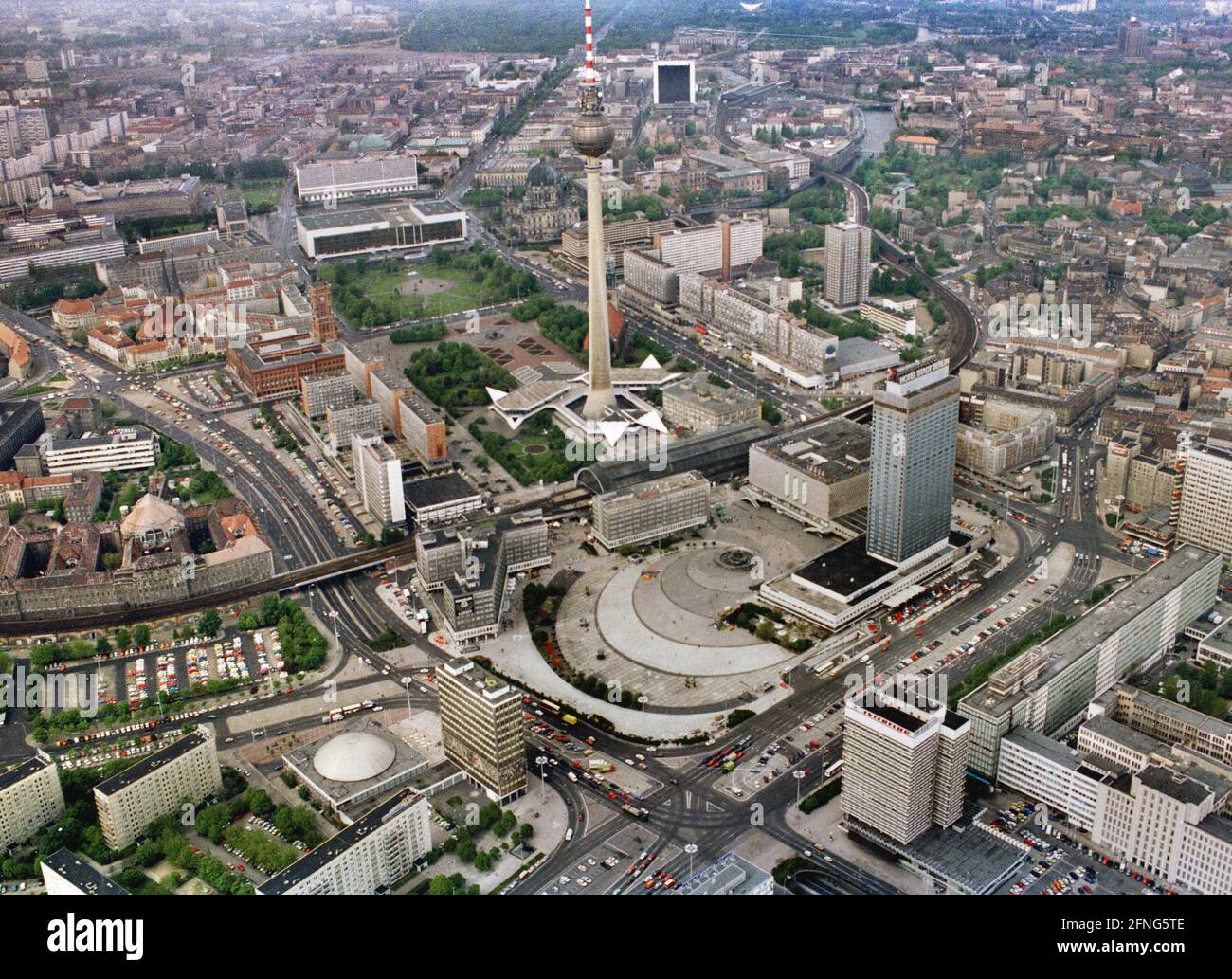 Berlin-Mitte / 1991 View in direction of Brandenburg Gate: in front ...
