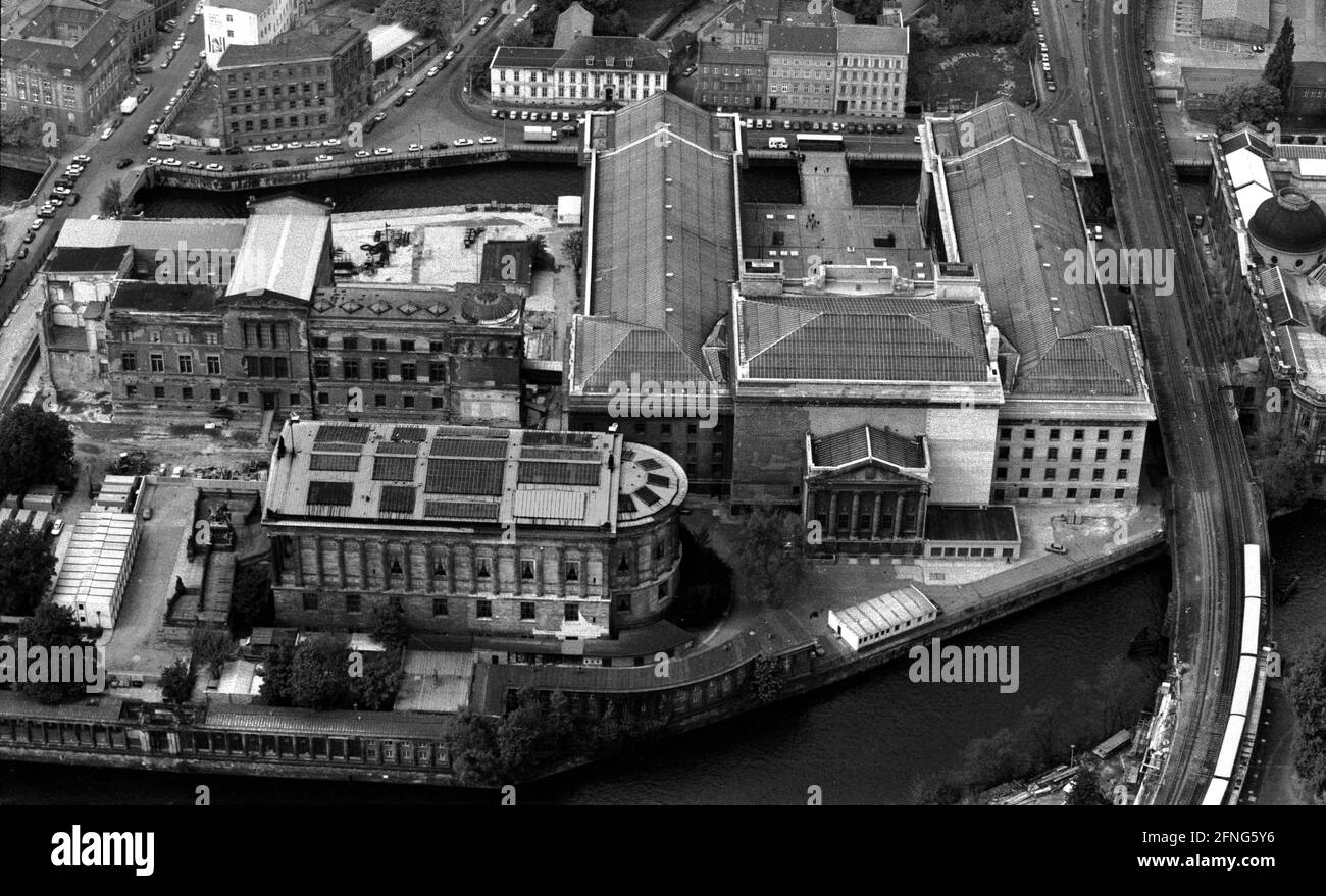 Berlin-City / 1991 Museum Island: in front Old National Gallery, right ...
