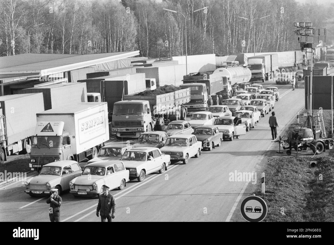 A line of cars and trucks wait in front of the Schirnding border ...