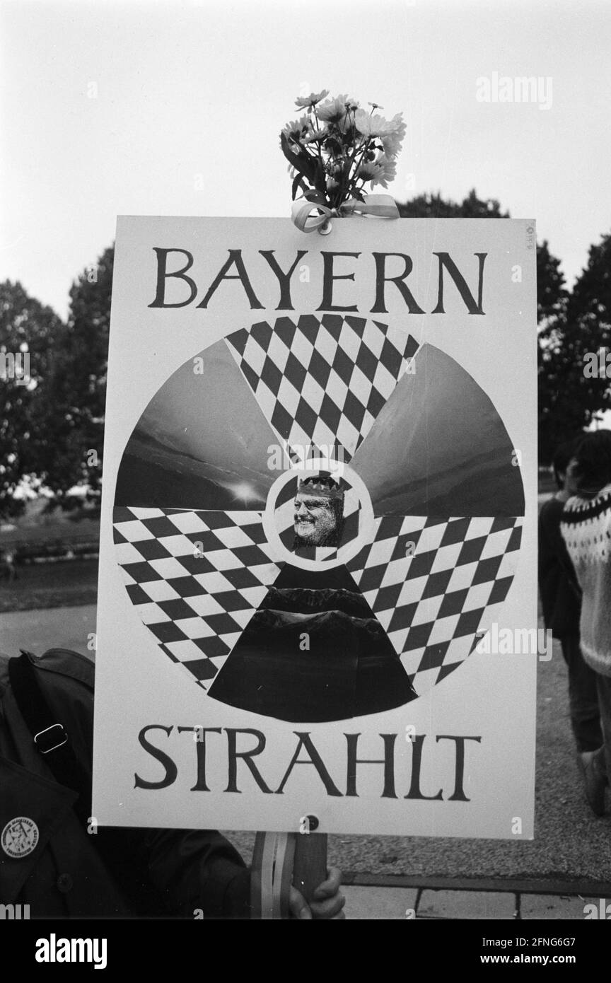 "A poster with the face of the Bavarian Prime Minister Franz Josef ...