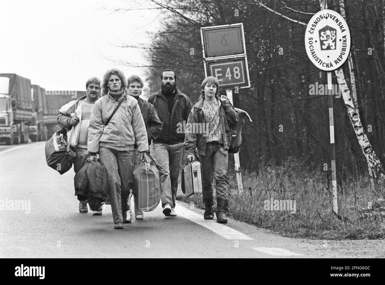 A group of GDR refugees with travel bags on their way to the border ...