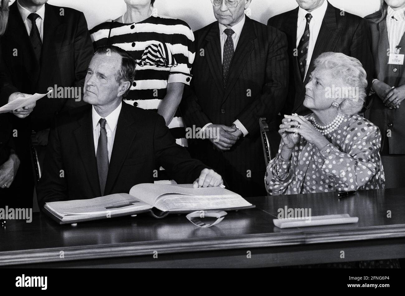 George bush speaking 80's hi-res stock photography and images - Alamy