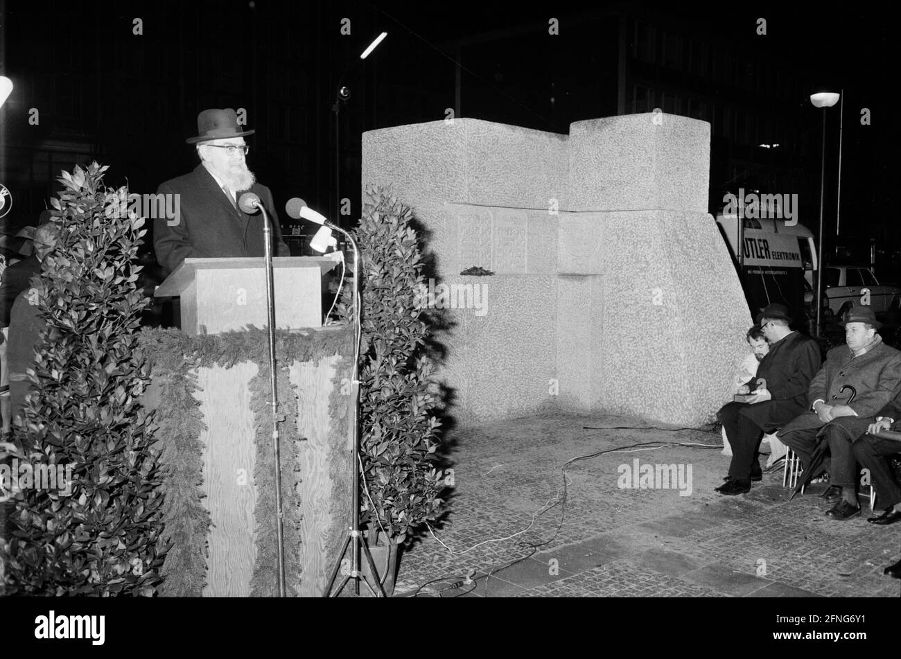 Inauguration of the memorial stone for the synagogue Herzog-Max-Strasse ...