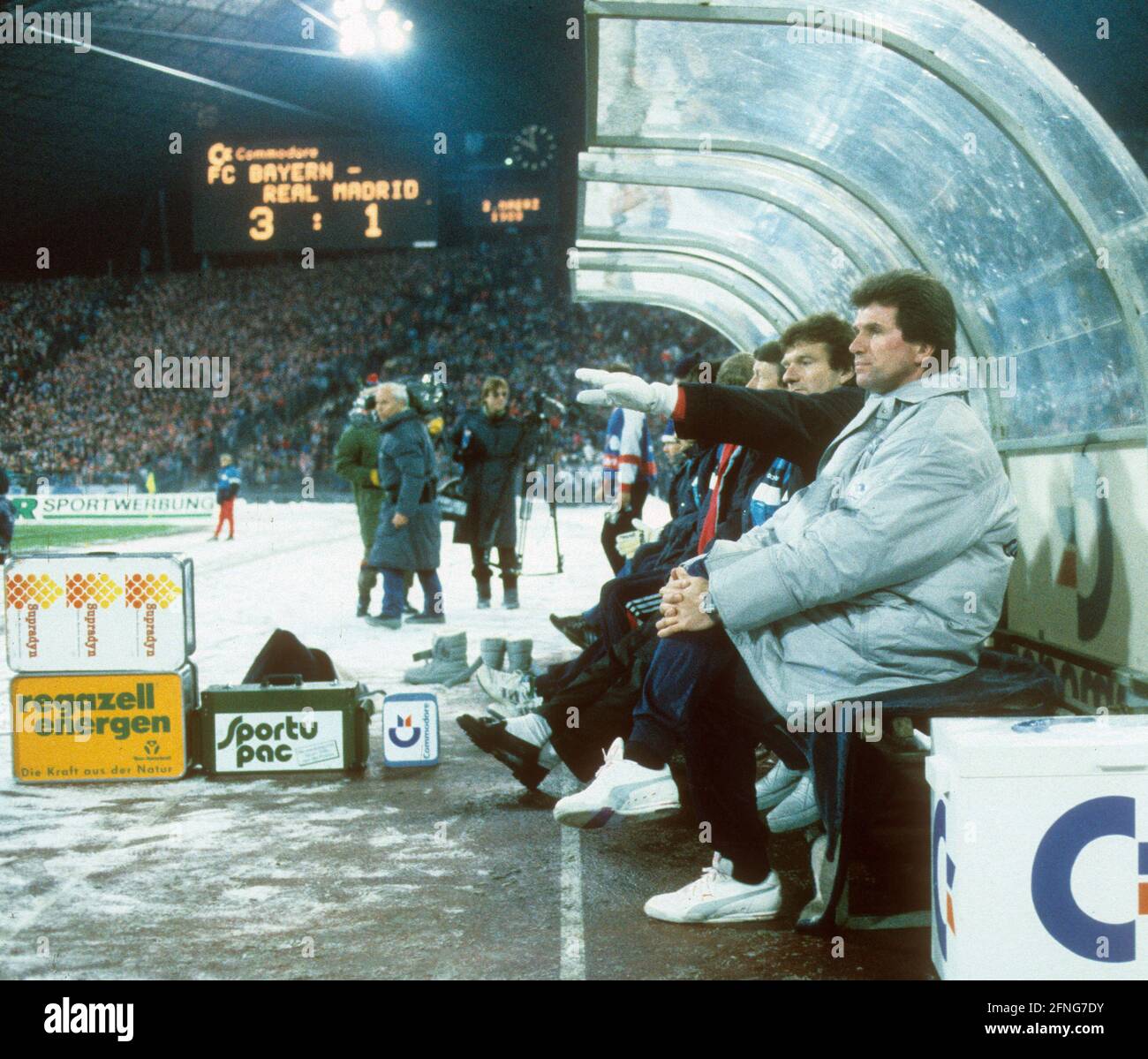 Real madrid fc bayern munchen 1987 88 hi-res stock photography and ...