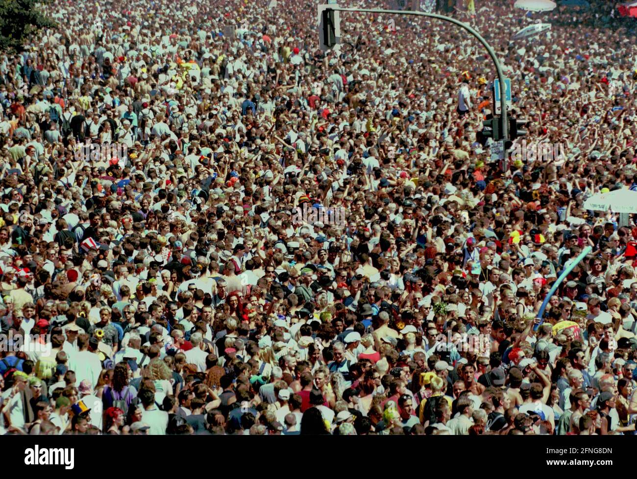 Berlin / Celebrations / People /Youth 1999 Love Parade: Strasse des 17 ...